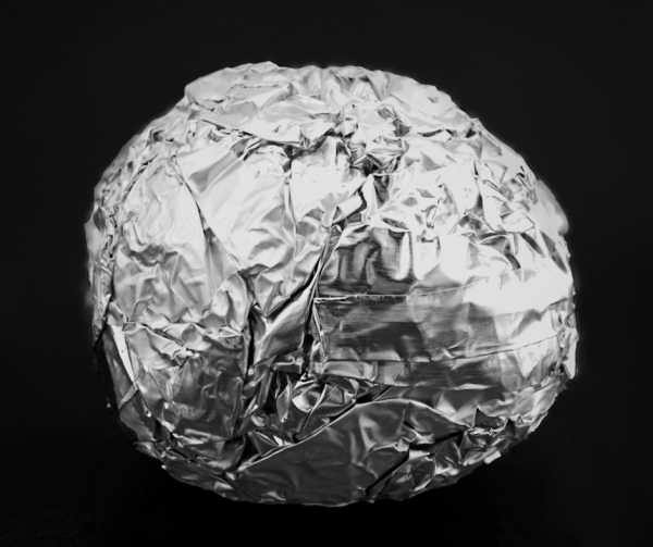 Pourquoi mettre une boule de papier aluminium dans le frigo ? - Plumefraise